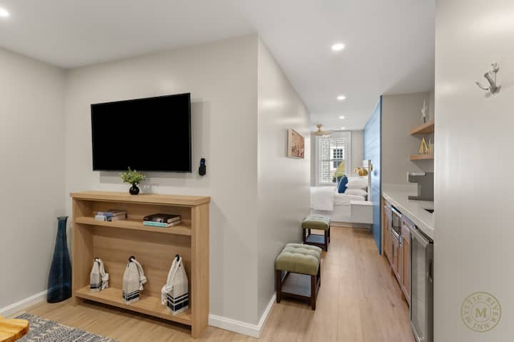 The Regatta Suite: Historic Downtown Gem - Mystic, CT