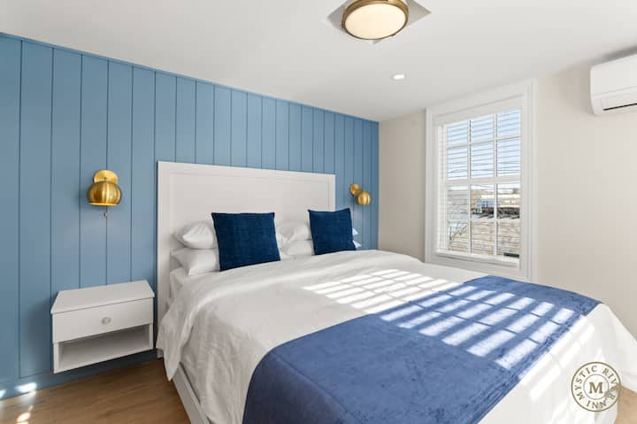 The Schooner Suite: Nautical Charm In Downtown - Mystic, CT