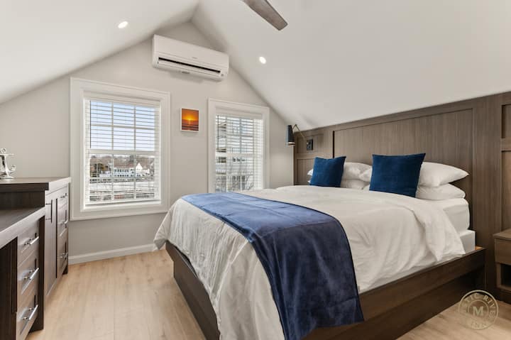 Captain’s Suite 301: Top-floor Penthouse Downtown - Mystic, CT