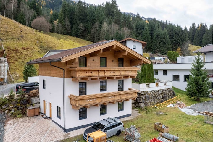Alpenglück Apartments, Garden & Mountain Views - Saalbach-Hinterglemm