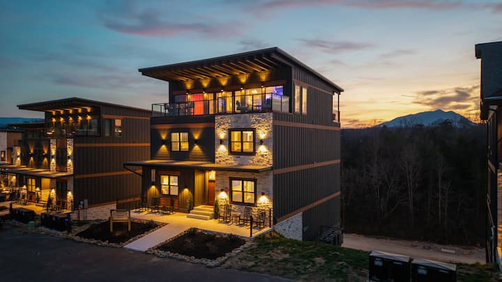 Saddle Ranch Cabin-waterpark-sleeps 26- 5385sf - Pigeon Forge, TN