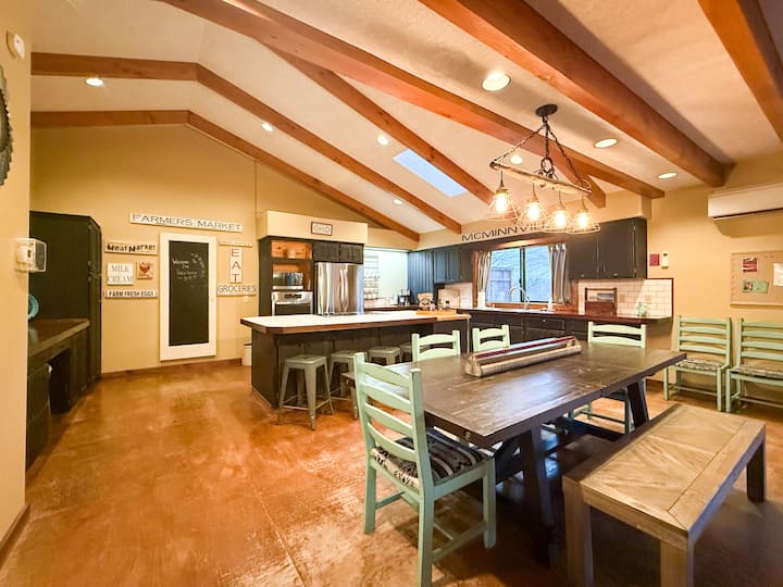 Spacious Farm Stay Featuring Petey The Donkey - 맥민빌