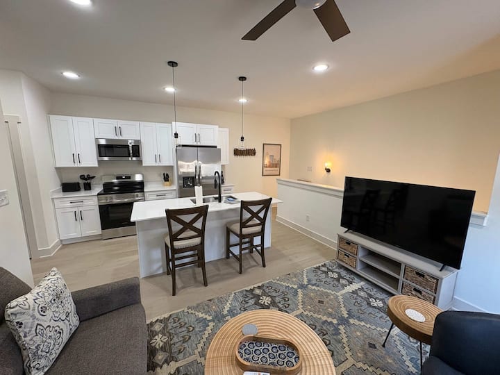 Cozy Carriage House Minutes Away From Downtown - Indianapolis, IN