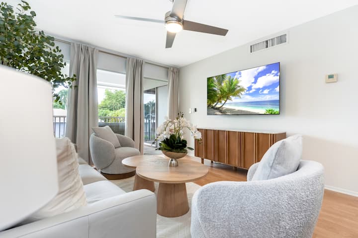 Minimalist Haven Naples • Walk To Beach & 5th Ave - Naples, FL