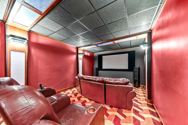 3br Home W/ Private Movie Theater • Free Parking - Wilmington, DE