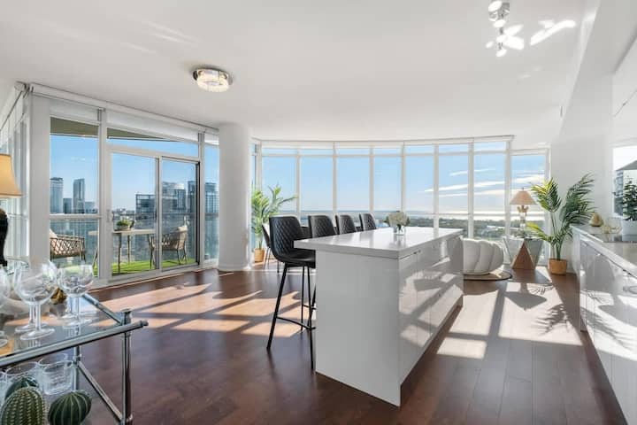 Luxury High-rise Stay Iconic View + 1 Free Parking - Toronto