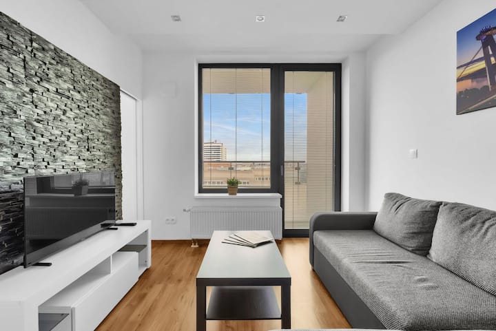 City Bright Apartment With Parking & Balcony - Bratislava