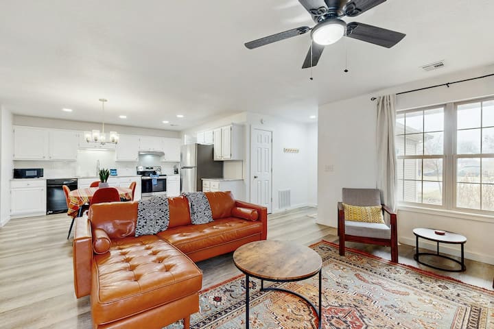 2br Stylish Getaway With Hot Tub & Outdoor Patio - Rogers, AR