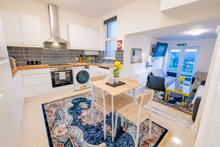 Spacious & Central 4br 4bath Home W/ Free Parking - Cardiff