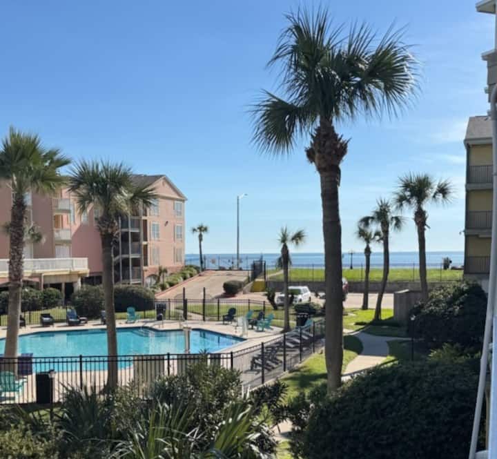 Island Casita W/ Pool & Beach Views & Sleeps 6! - Galveston, TX
