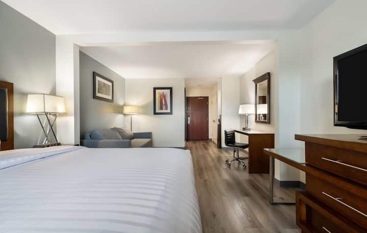 King Bed | Wingate Round Rock | Near Dell Hq - Round Rock, TX