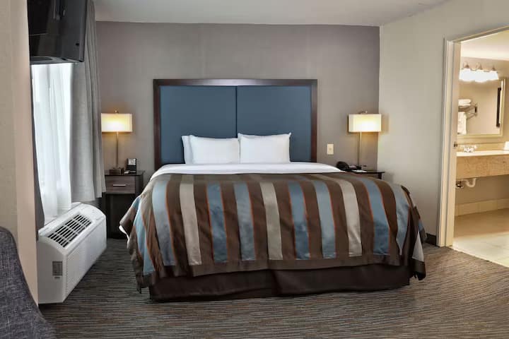 King Bed | Wingate Savannah Pooler | Near Beaches - Savannah, GA