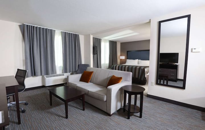 Wingate Savannah Pooler | Studio Suite | Play Golf - Pooler, GA