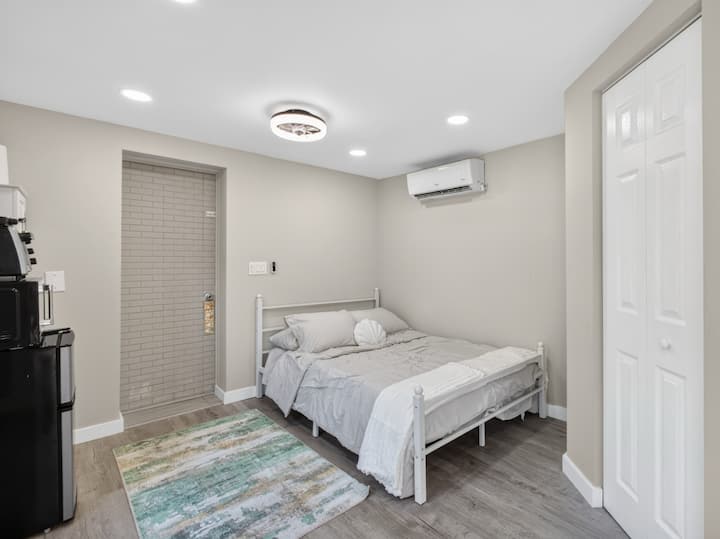 Cozy Beach Studio • Walk To The Sand - Pompano Beach, FL