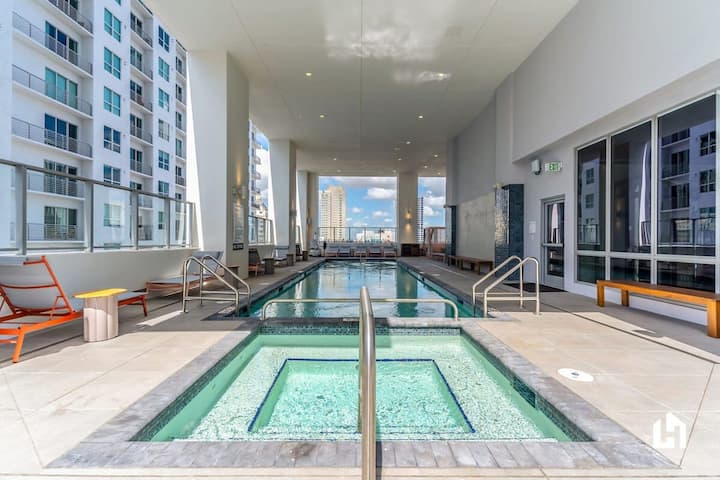 Cityscape Balcony With Pool, Gym & Dining - Miami