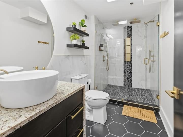 Corner Flat Off Meridian - Walk Anywhere Downtown - Christian Park Indianapolis