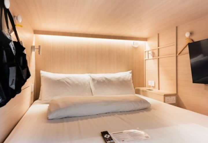 Queen Bed Capsule In Modern Hostel In Chinatown - Singapour