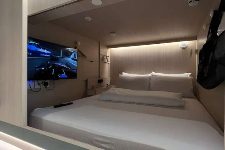 Queen Bed Capsule In Modern Hostel In Chinatown - Singapore
