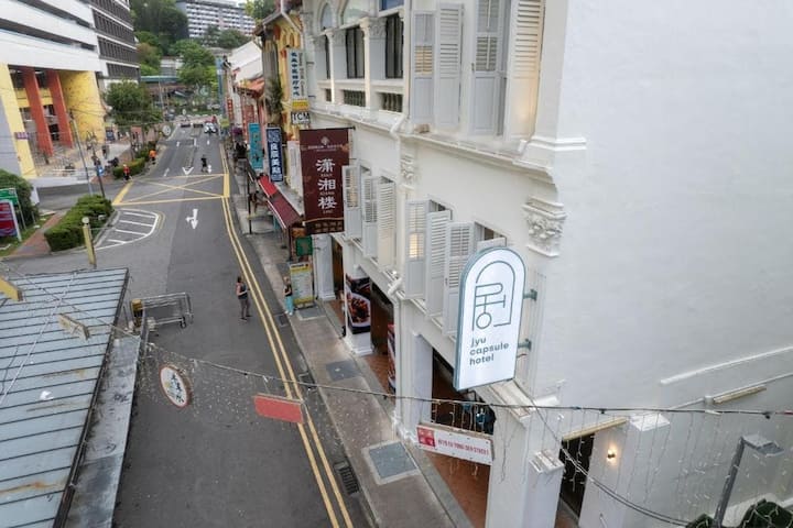Queen Bed Capsule In Chic Hostel In Chinatown - Singapore