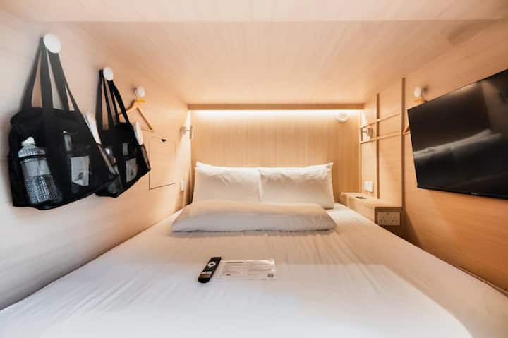 Queen Bed Capsule In Chic Hostel In Chinatown - Singapore