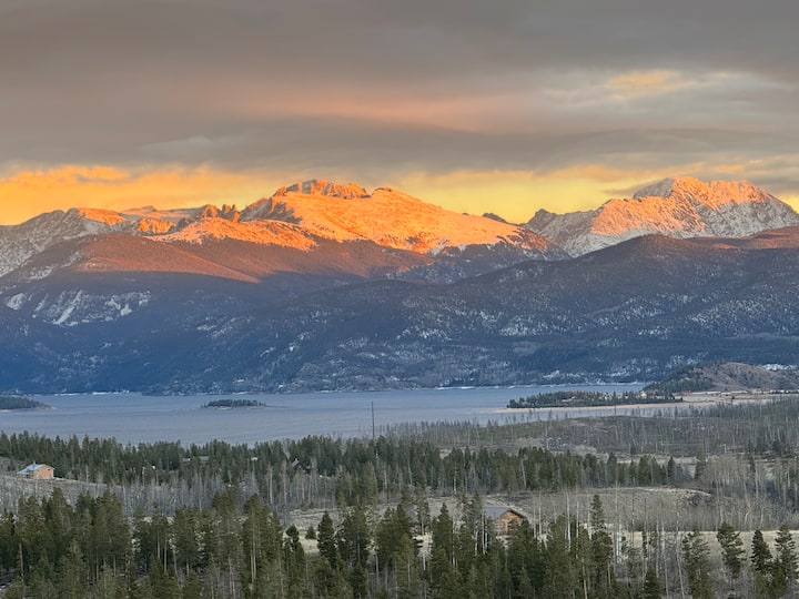 Granby Lake Escape • Private Hot Tub & Sauna - United States