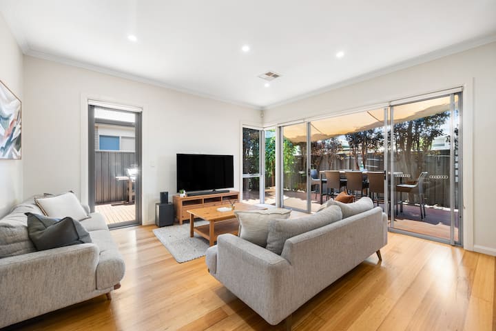 Bishop's Rest—easy Living Near Somerton Park Beach - Glenelg