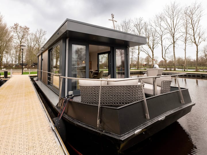 Houseboat In Offingawier With Sea View - Joure