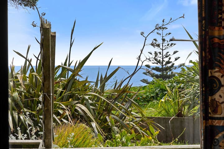 Waves And Wander - Cozy Coastal Escape - Taranaki