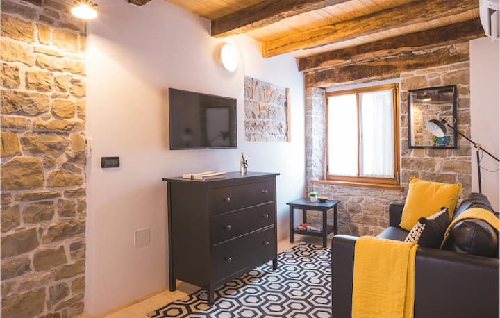 Gorgeous Apartment In Oprtalj With Wifi - Motovun