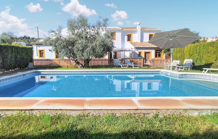 Beautiful Home In Almedinilla - Alcalá la Real