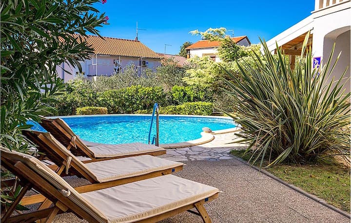 Stunning Apartment In Banjol With Swimming Pool - Rab