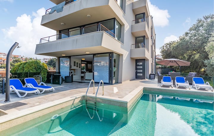 Beach Front Apartment In Pula - Pula