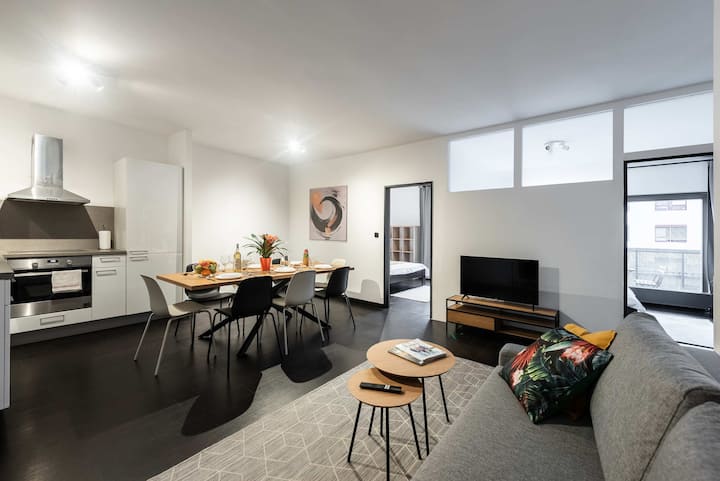 Apartment With 3-bedrooms And Balcony - Prague