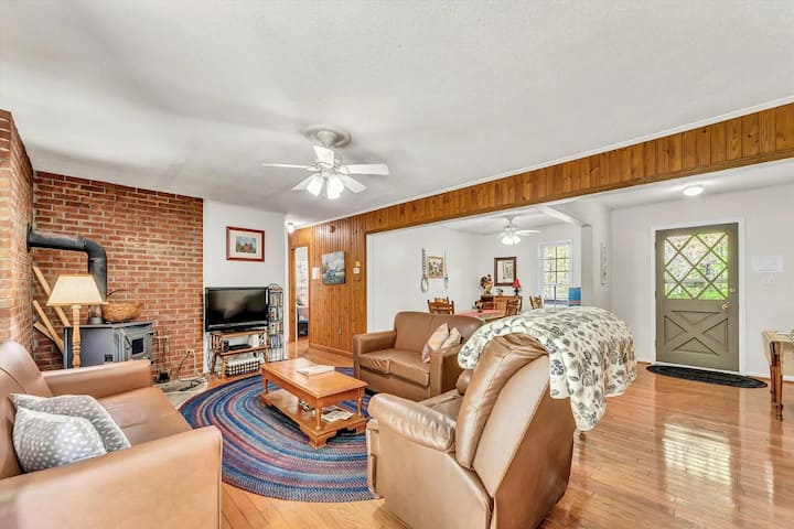 Cozy 3bd Home Near Creek | Hot Tub + 24/7 Security - Townsend, TN