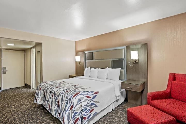 Pet-friendly Stay W/ Free Parking & Breakfast - Yuba City, CA