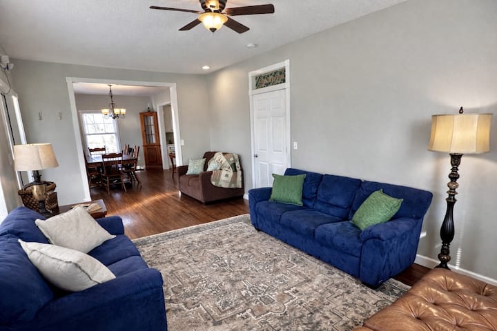 Sycamore House | Vineyard Retreat Near Kc - Missouri City, MO