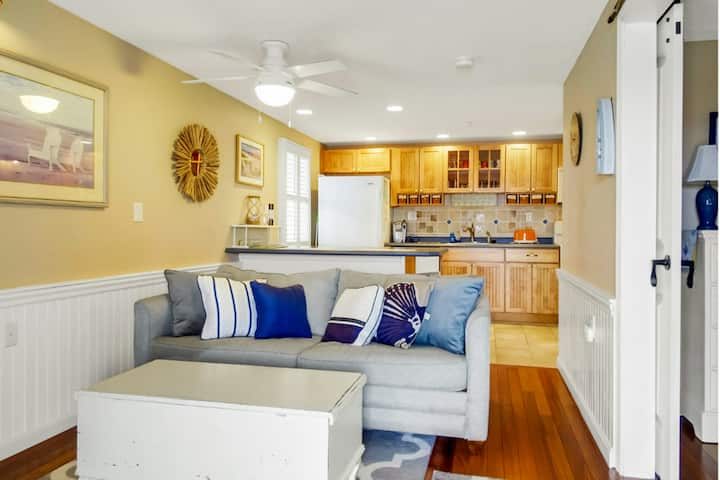 1br Inviting Beachfront Retreat W/ Wifi & Balcony - Wells Beach, ME