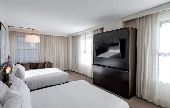 2 Tranquil Rooms Near Des Moines Civic Center - Des Moines, IA