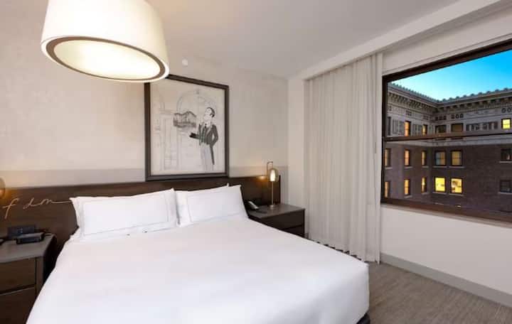 Cozy King Room Near Civic Center & Wells Fargo - Des Moines, IA