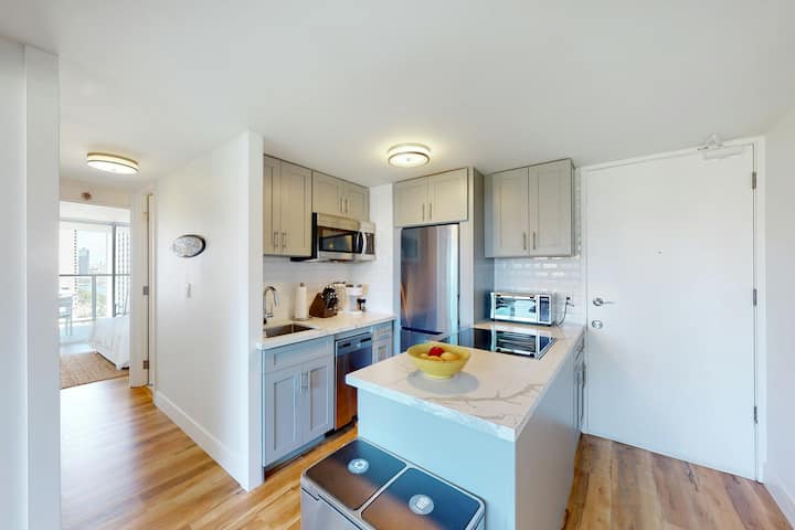 Prime 1br Riverfront 20th-floor | Pool - Honolulu, HI