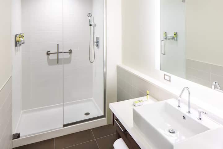 Cozy And Clean 1 King Guest Room Pet Friendly - Miami, FL