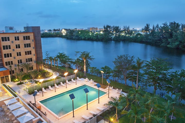 Cozy And Clean 1 King Guest Room Pet Friendly - Hialeah, FL