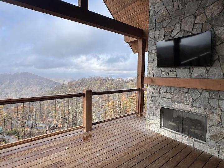 Clouds In My Coffee At Eagles Nest - Views, Games - Beech Mountain, NC