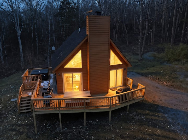 Family-friendly Home W/ Hot Tub • Fire Pit• Games - Deep Creek Lake, MD