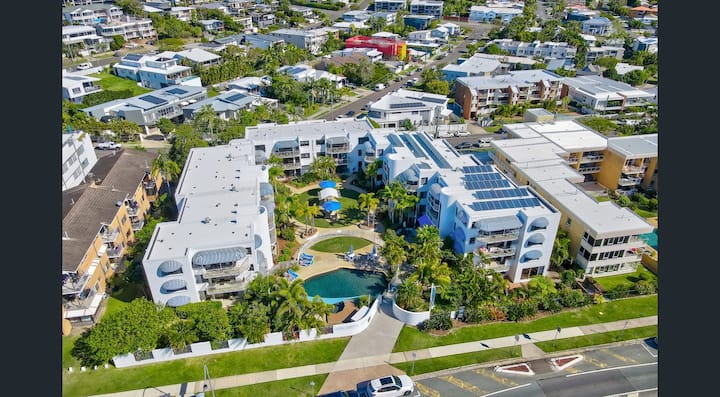 Headland Tropicana Beachfront Apartment - Alexandra Headland