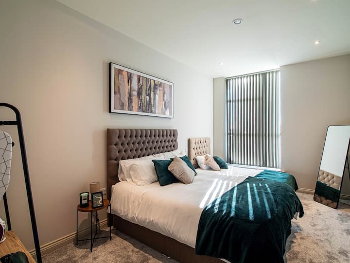 Central Leeds Apartment By
Victoria Quarter - Leeds Station
