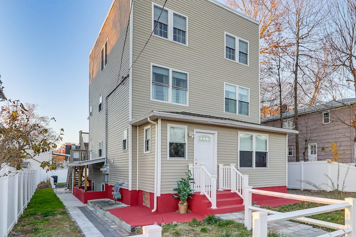 6 Mi To Dtwn New Haven: Duplex W/ Shared Yard - New Haven, CT