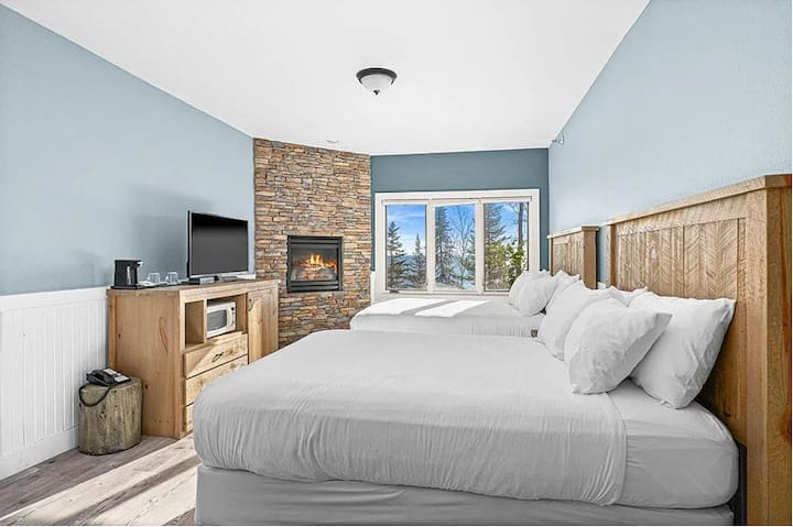 Whispering Pines Lake Views | 2 Queen Bed Studio - Two Harbors, MN