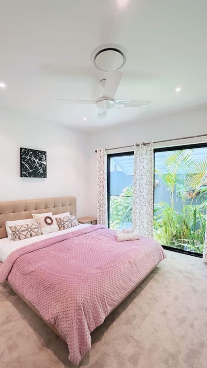 Waterfront Family Retreat • 4br Luxury Stay - Broadbeach