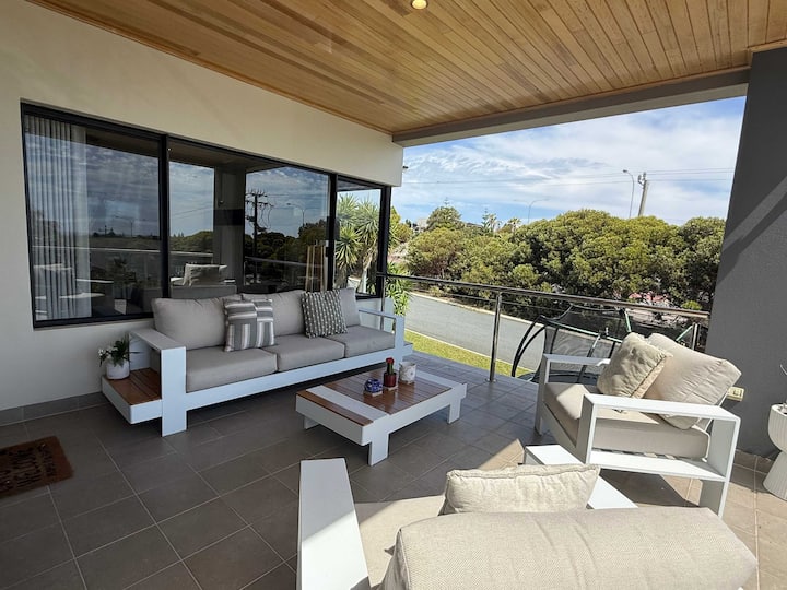 23 Coastline 3-level Luxe Home_theatre &Pool House - Mindarie